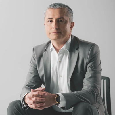 Dr. Adriano Guimarães CRM-BA 47.257